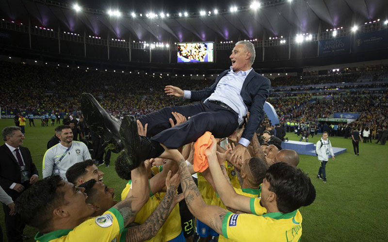 Tite se recusa a falar sobre Bolsonaro e detona Messi • DOL Tite se recusa a falar sobre Bolsonaro e detona Messi • DOL