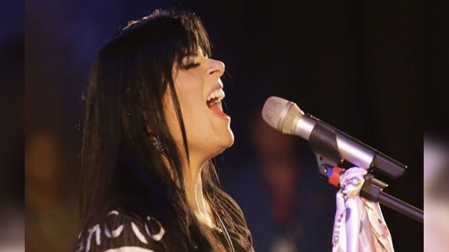 Cantora gospel Fernanda Brum e marido sofrem acidente de carro • DOL Cantora gospel Fernanda Brum e marido sofrem acidente de carro • DOL