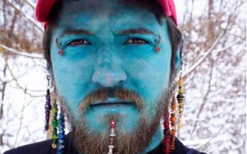 Homem tatua o corpo todo de azul e justifica: " Agora me sinto ...