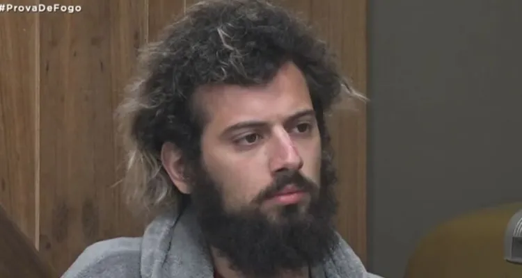 Cartolouco mostra cocô na sunga e meleca aos colegas da Fazenda