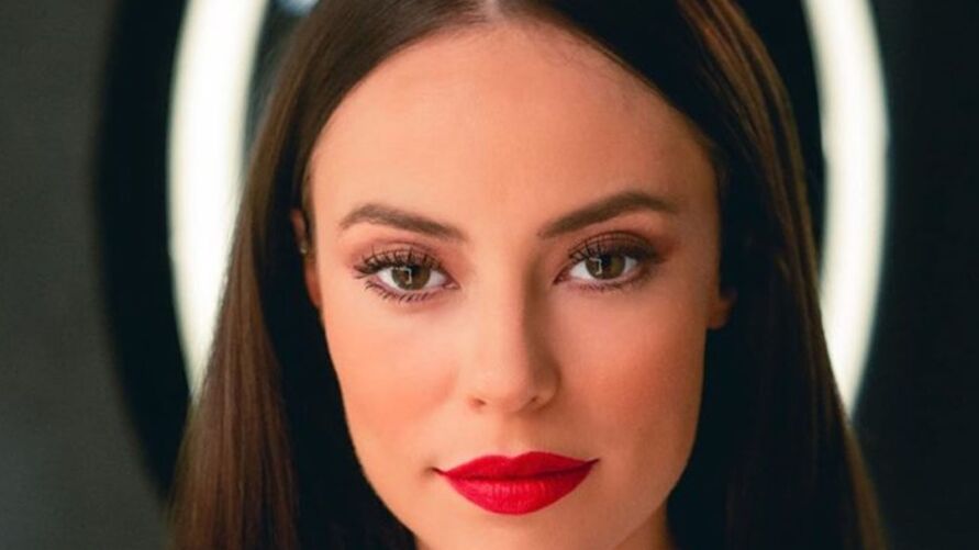 Paolla Oliveira posa sem maquiagem e de camisola branca; veja! • DOL Paolla Oliveira posa sem maquiagem e de camisola branca; veja! • DOL