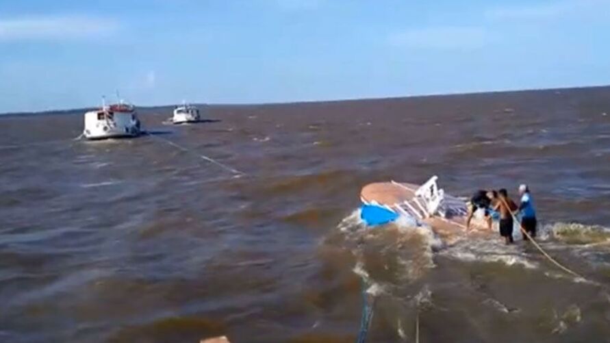 Balsa da empresa Arapari naufraga em frente a área de marinas em Belém ...