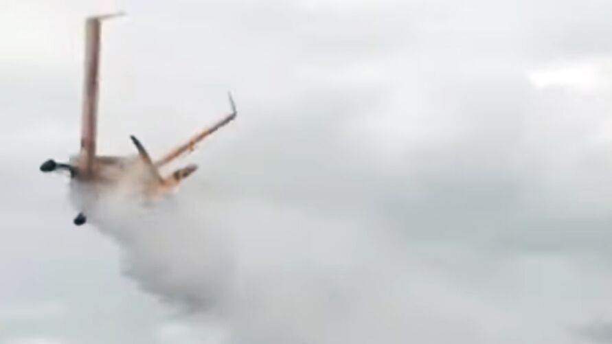 Asas quebram durante o voo e avião agrícola cai em fazenda • DOL
