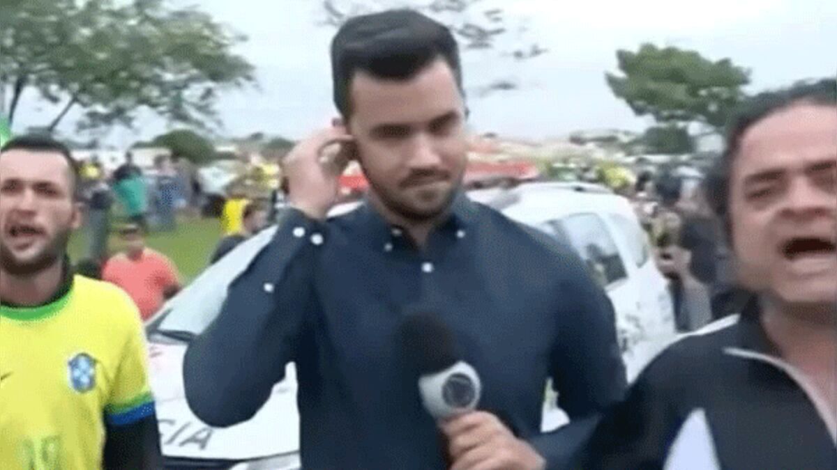 Vídeo: repórter da Record leva soco e chute de bolsonaristas • DOL
