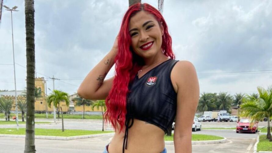 Musa do Flamengo usa calcinha com cores do time em decisões