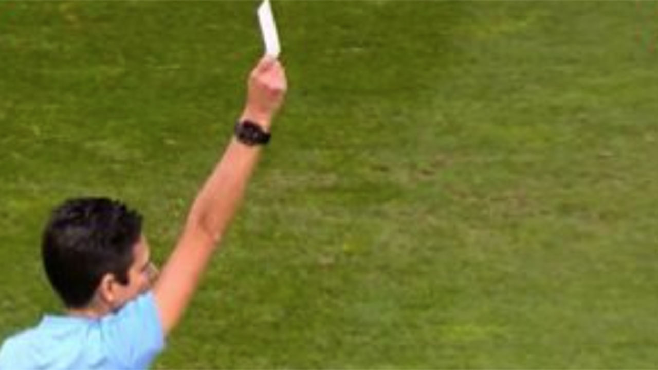 Cartão branco em partida de futebol; entenda o significado • DOL