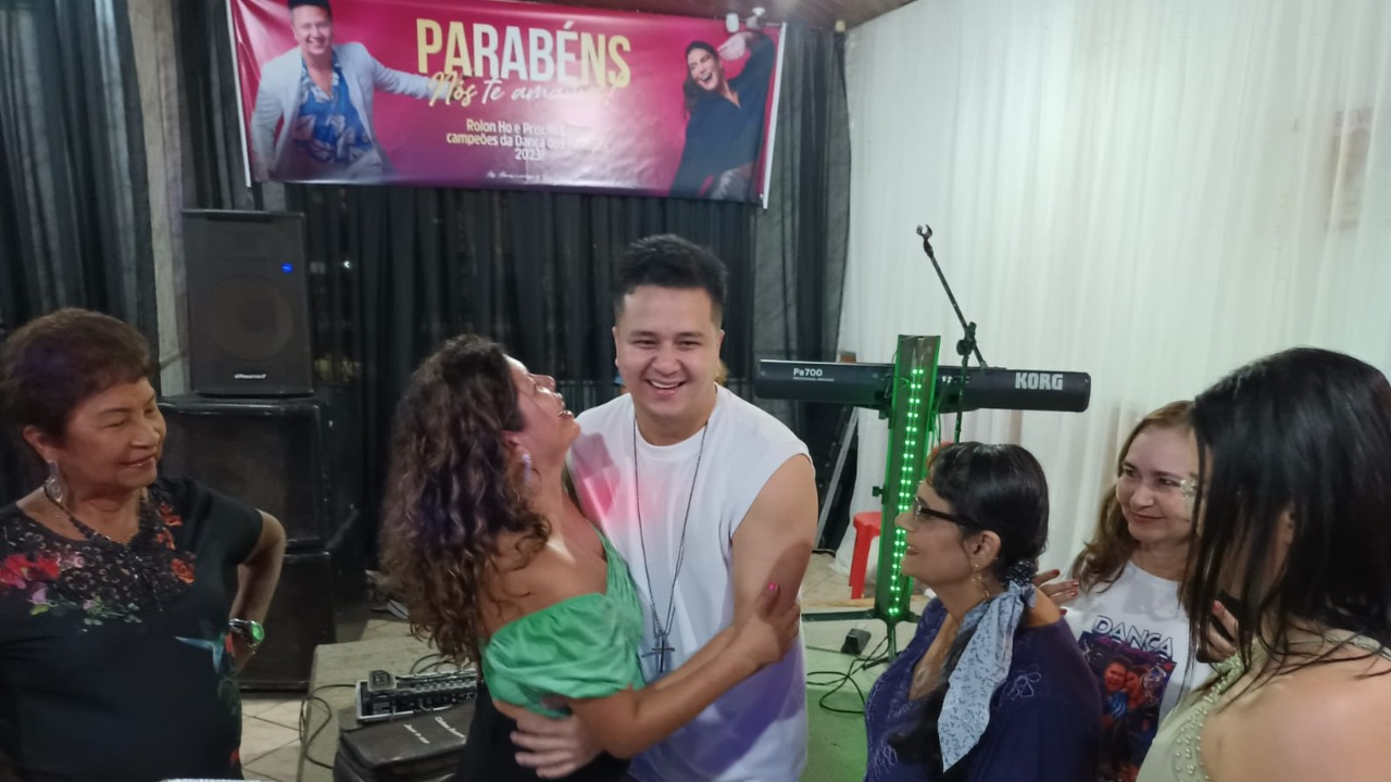 Rolon Ho chega em Belém e comemora vitória com alunos e fãs