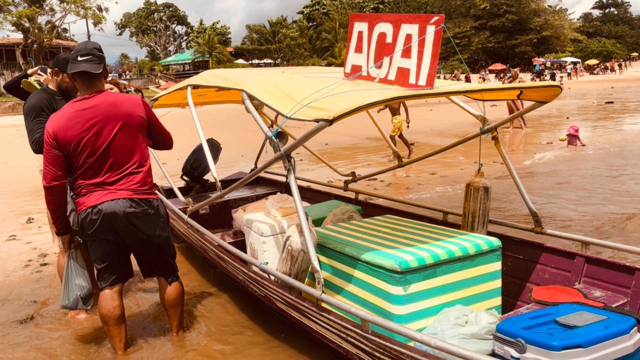 No Pará é assim: até na praia barco faz entrega de açaí • DOL