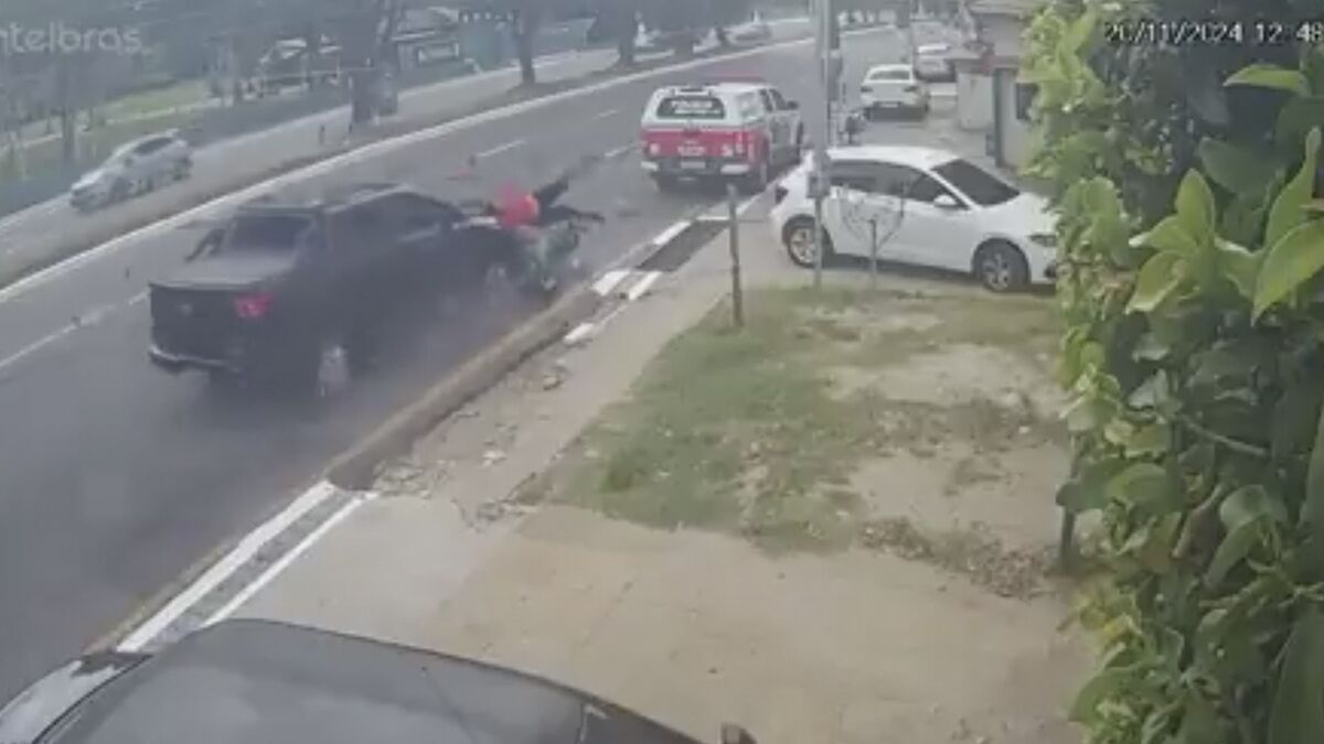 Motociclista é arremessado após acidente envolvendo viatura • DOL