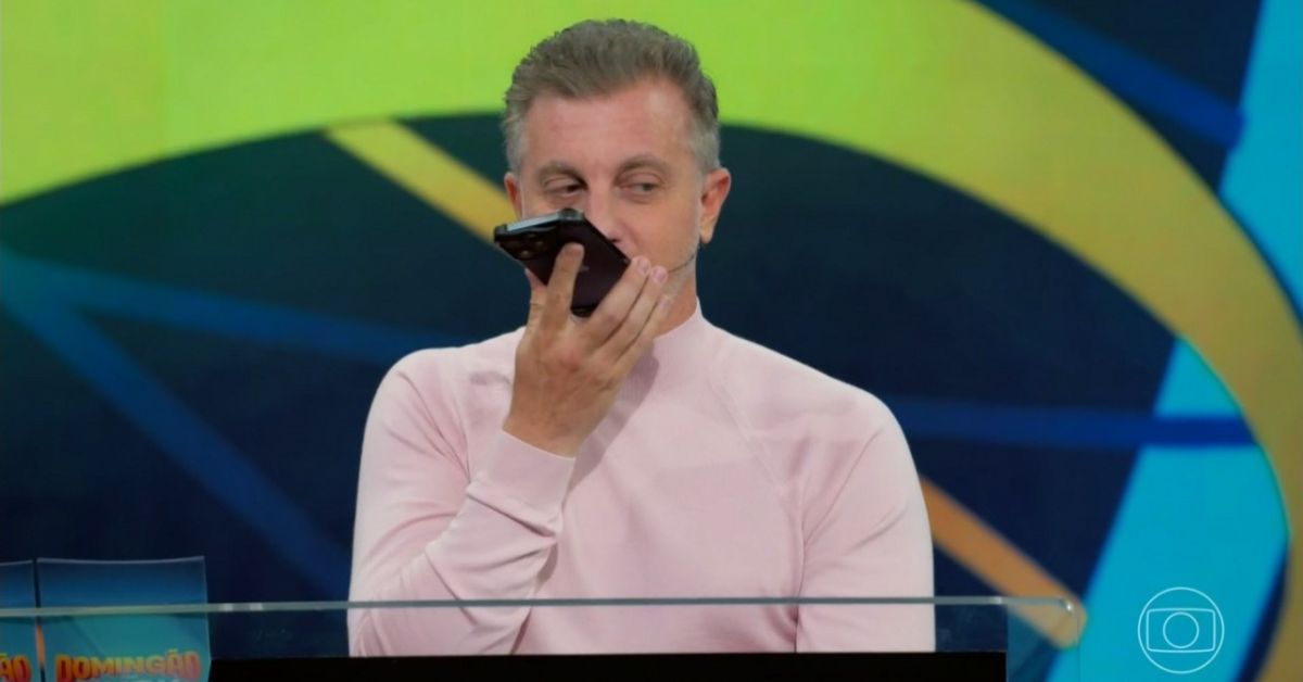 Luciano Huck atende filho no celular e leva torta na cara na TV • DOL
