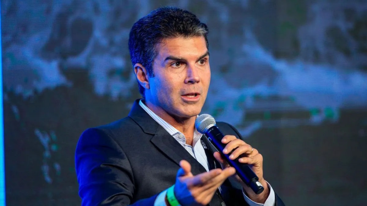 Helder reforça compromisso com o diálogo sobre a ocupação da Seduc • DOL