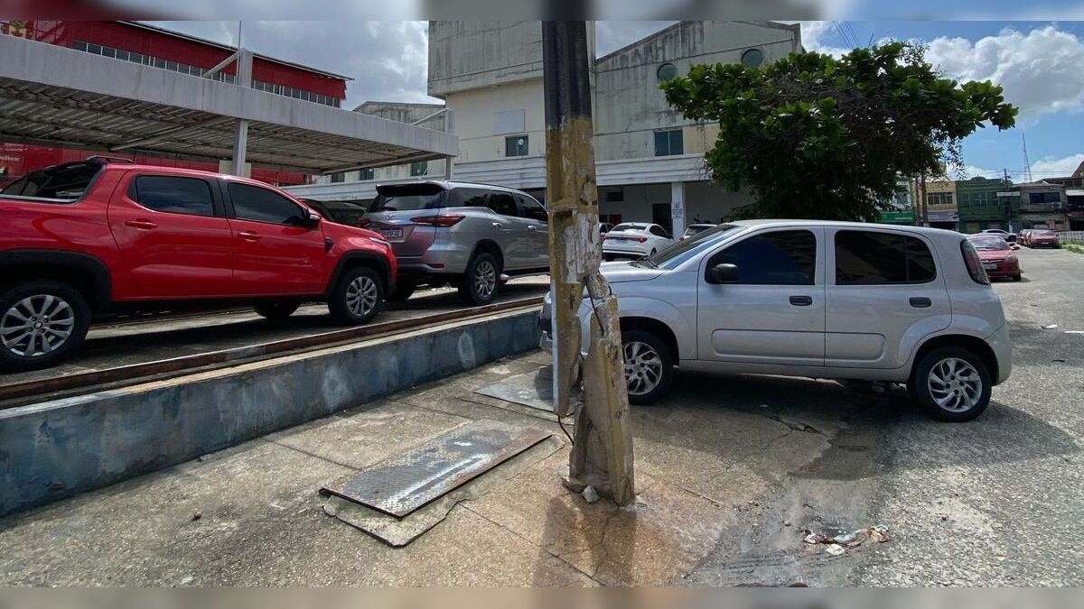 Poste com risco de queda deve ser trocado, diz concessionária • DOL