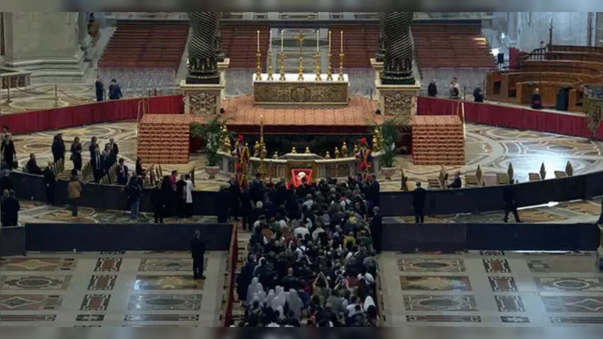 Vaticano abre velório de papa Francisco ao público e multidão se ...