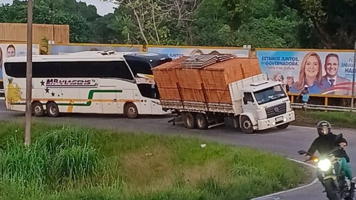 Caminhão quase tomba no viaduto e provoca lentidão no trânsito • DOL