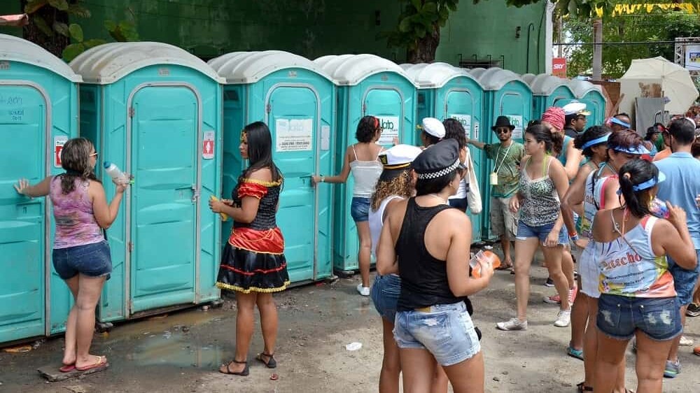 Banheiro químico é seguro? Entenda os riscos reais e se proteja • DOL